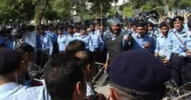Police baton-charge protesting doctors in Islamabad - Daily Ausaf