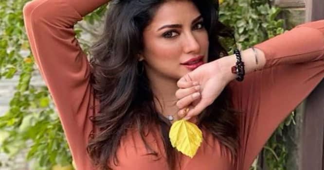 Mehwish Hayat receives flak for bold beach photos - Daily Ausaf