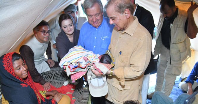 PM Shehbaz, UNSG Antonio visit Sindh & Balochistan's flood affected ...