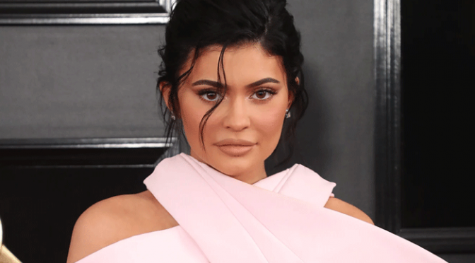 Kylie Jenner Flaunts Summer Style In Poolside Photoshoot The Daily