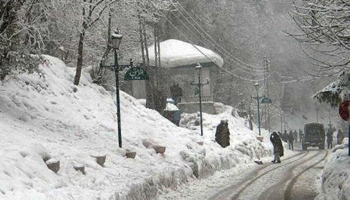 First snowfall of winter in Murree - Daily Ausaf