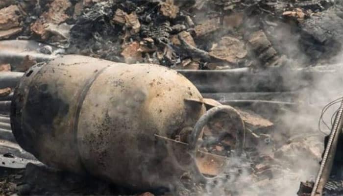 Karachi was shook by a terrible explosion of Cylinder - Daily Ausaf