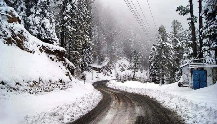 First snowfall of the season in Murree - Daily Ausaf
