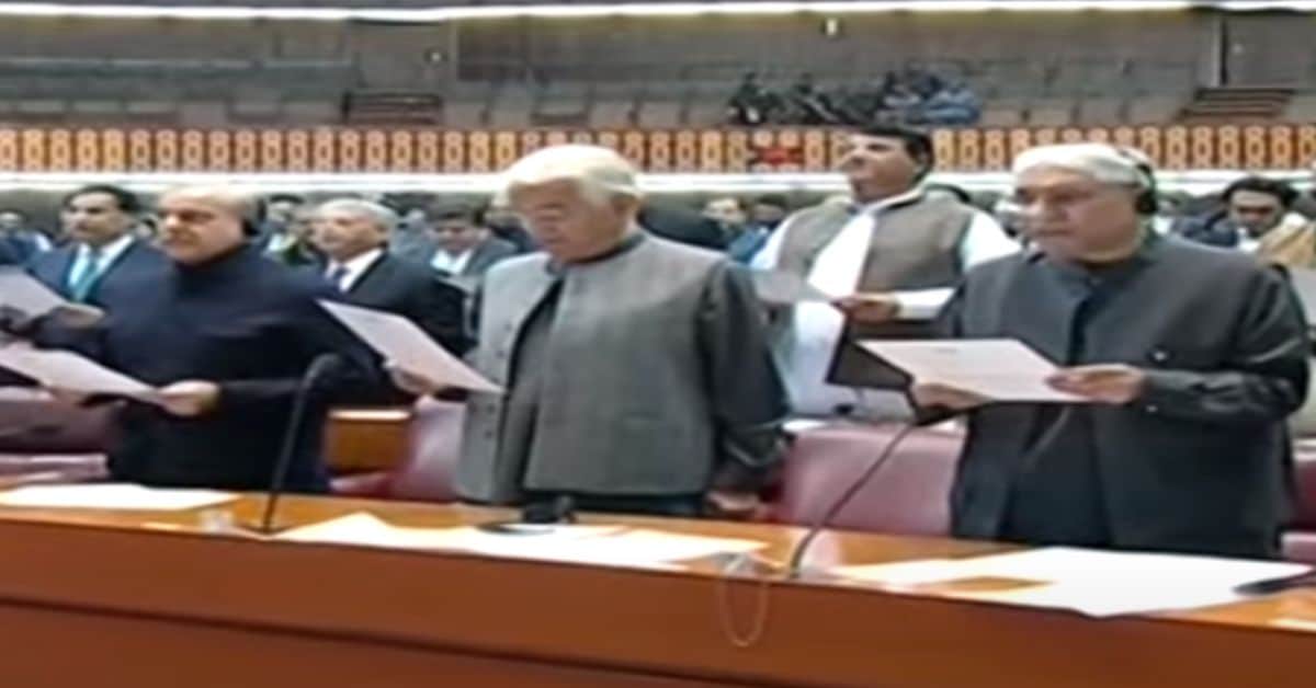 MNAs take oath in ruckus-hit maiden National Assembly Session - Daily Ausaf