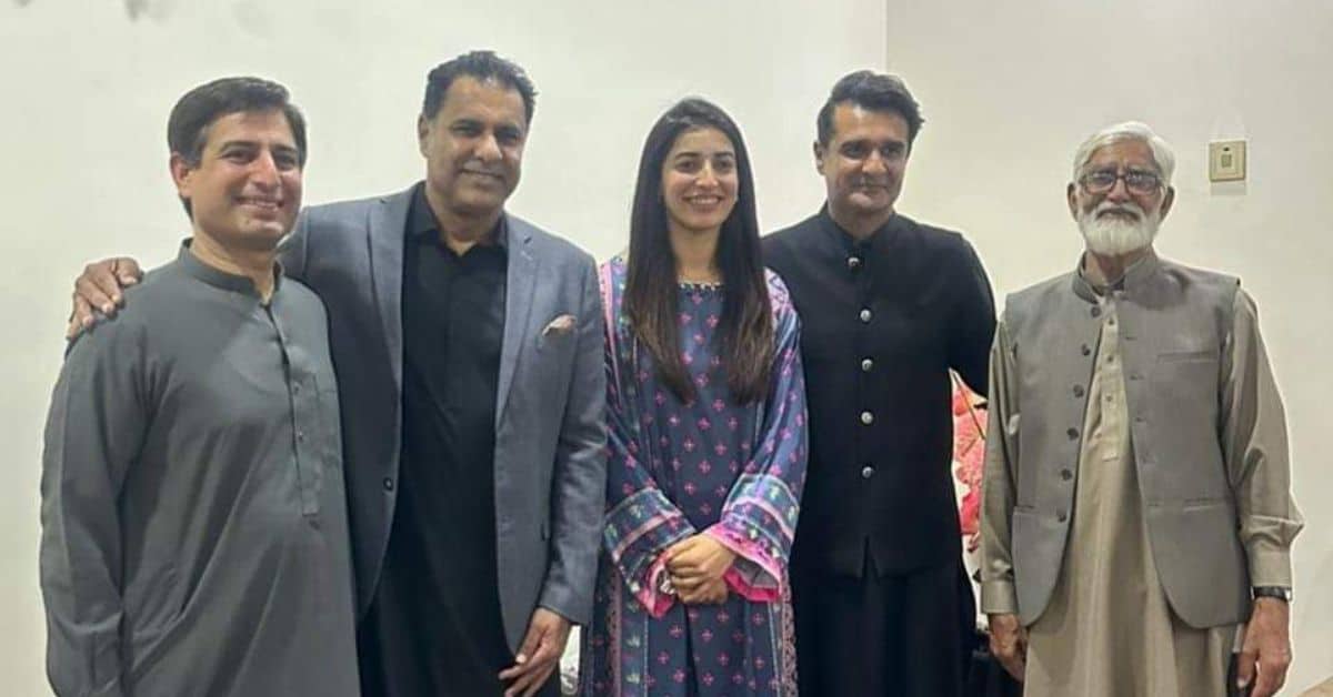 Cricketer Aliya Riaz gets engaged to Waqar Younis' younger brother ...