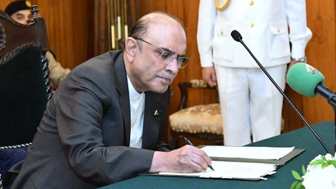 President signs bill establishing special courts for overseas Pakistanis - Daily Ausaf