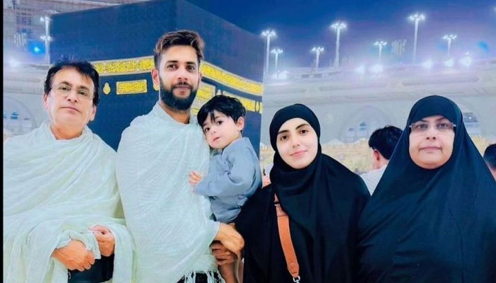 Star Cricketer Imad Wasim performed Umrah with family - Daily Ausaf