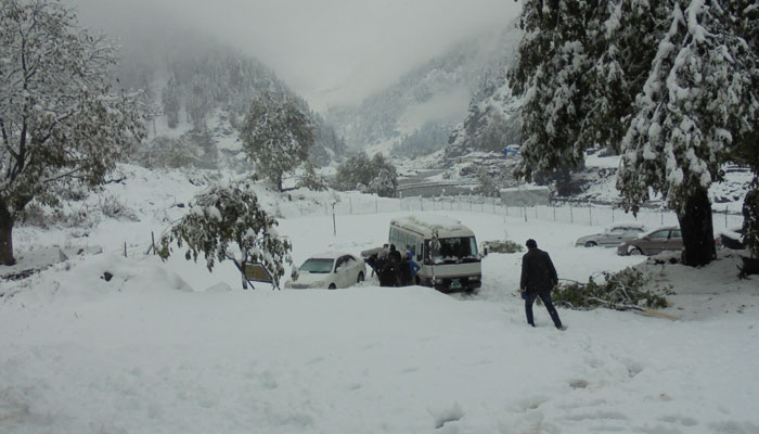 Heavy snowfall blocks roads in Naran & Babusar Top - Daily Ausaf