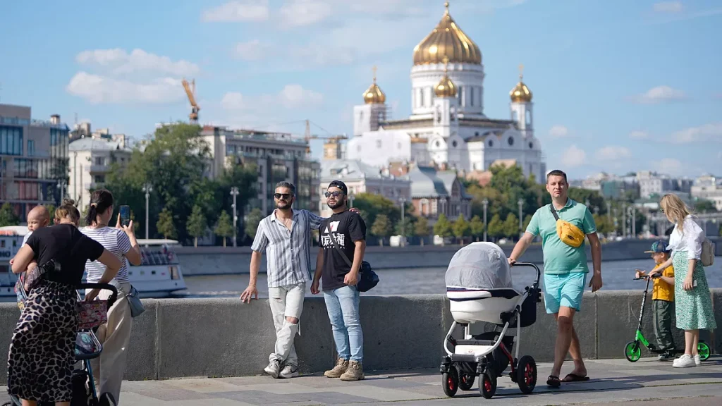 Russia bans 'child-free propaganda' to try to boost birth rate - Daily ...