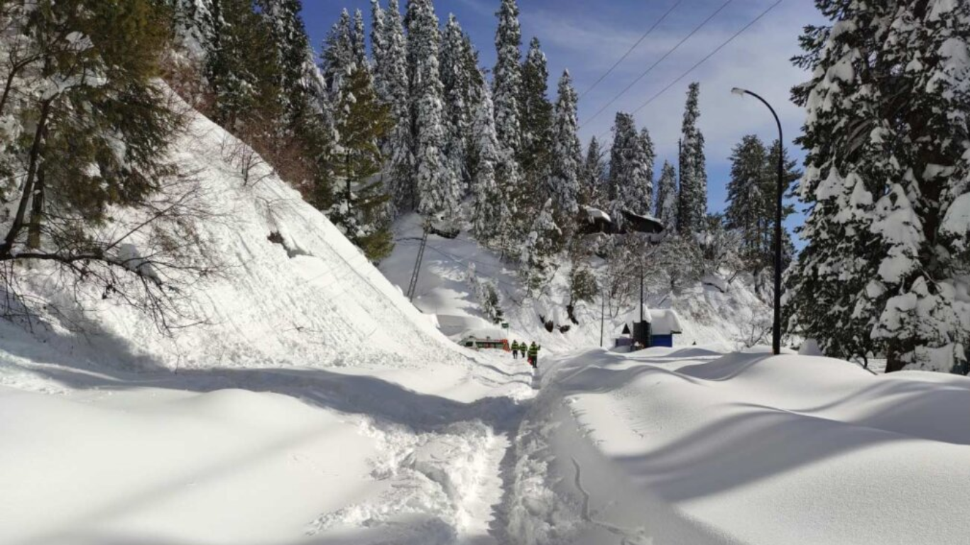 Murree snowfall update: Heavy snow with light rain intensifies weather ...
