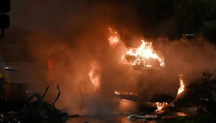 Karachi van fire injures 10 people - Daily Ausaf