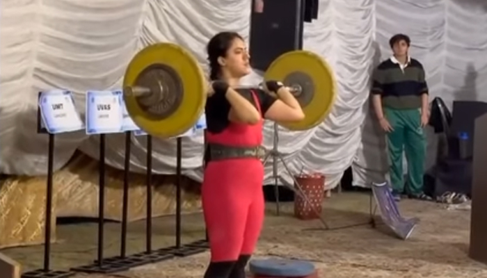 لاہور یونیورسٹی کی طالبہ فاطمہ اکرم نے ویٹ لفٹنگ گولڈ میڈل جیت لیا ...